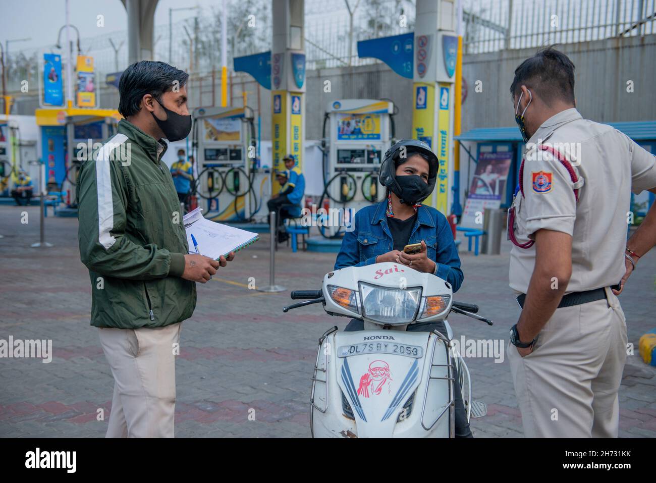 New Delhi, India. 19th Nov, 2021. Delhi transport department officials ...