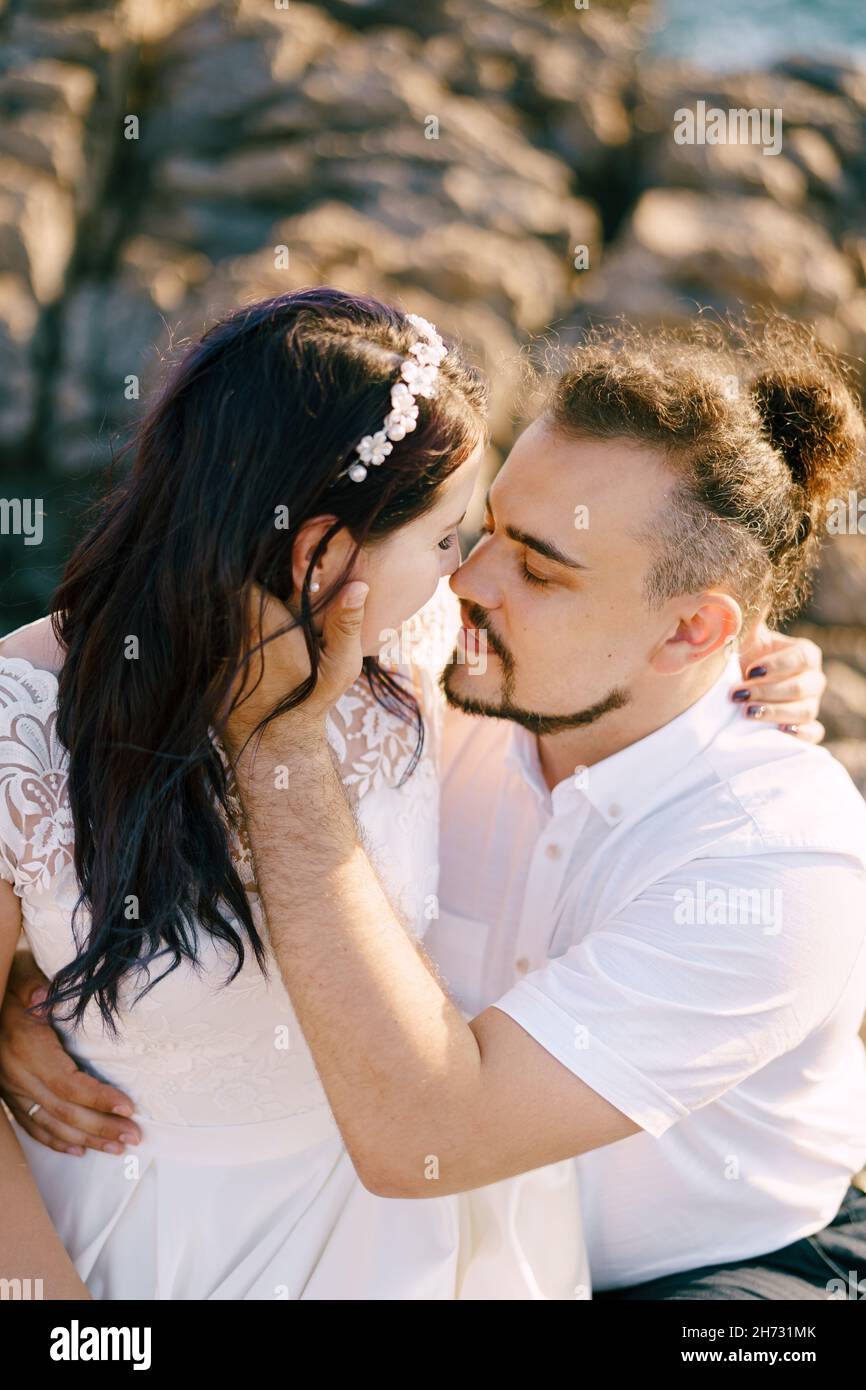 Couple almost kiss hi-res stock photography and images - Alamy