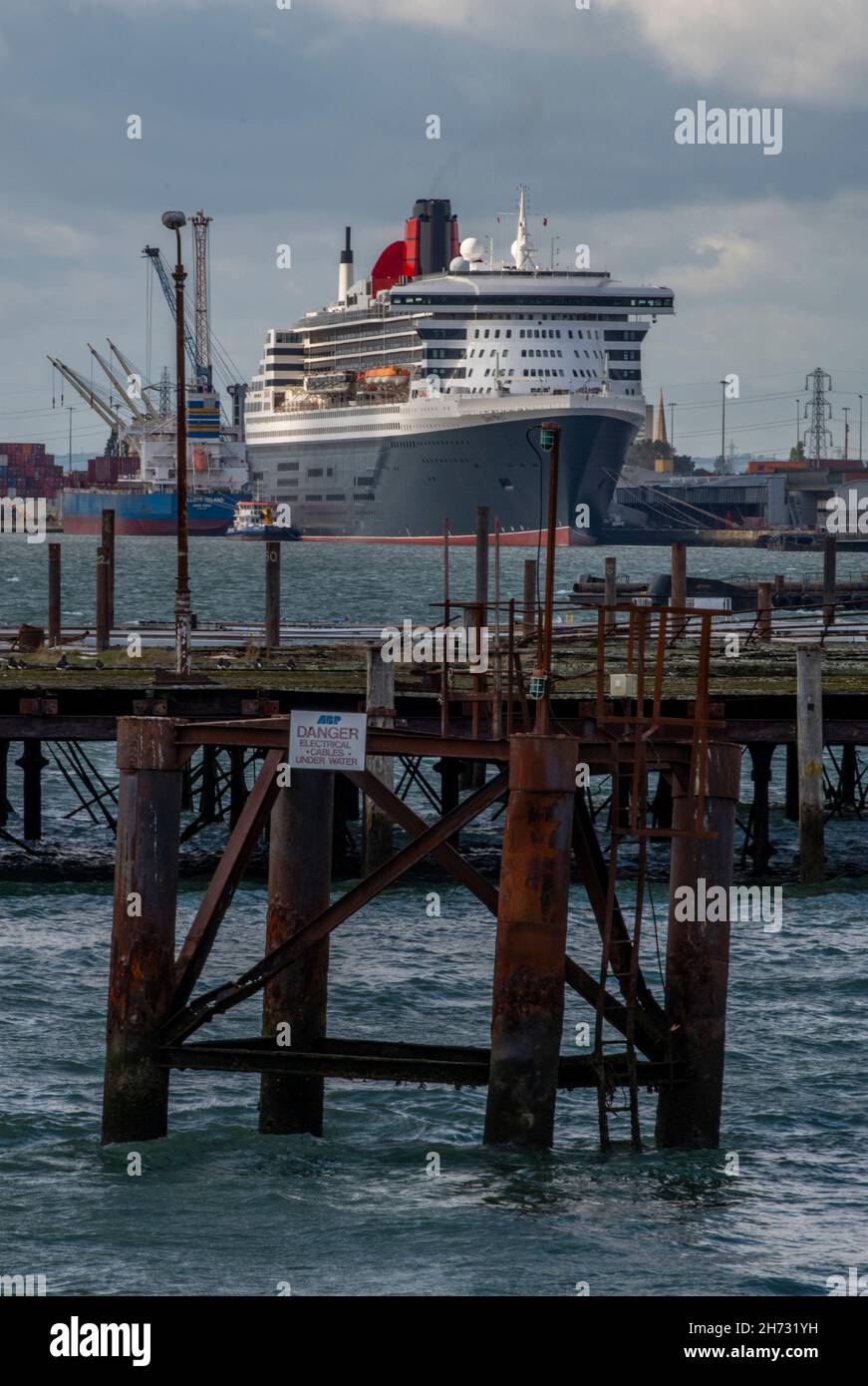 cunard passenger liner alongside in port of southampton, southampton ...