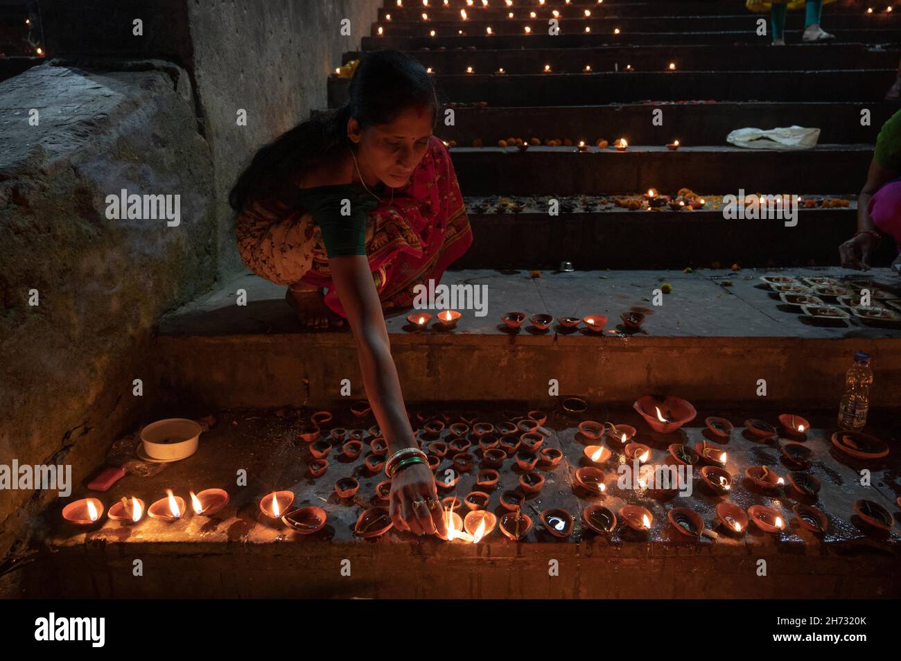 Kolkata, India. 19th Nov, 2021. The Kartik Poornima festival of Dev ...