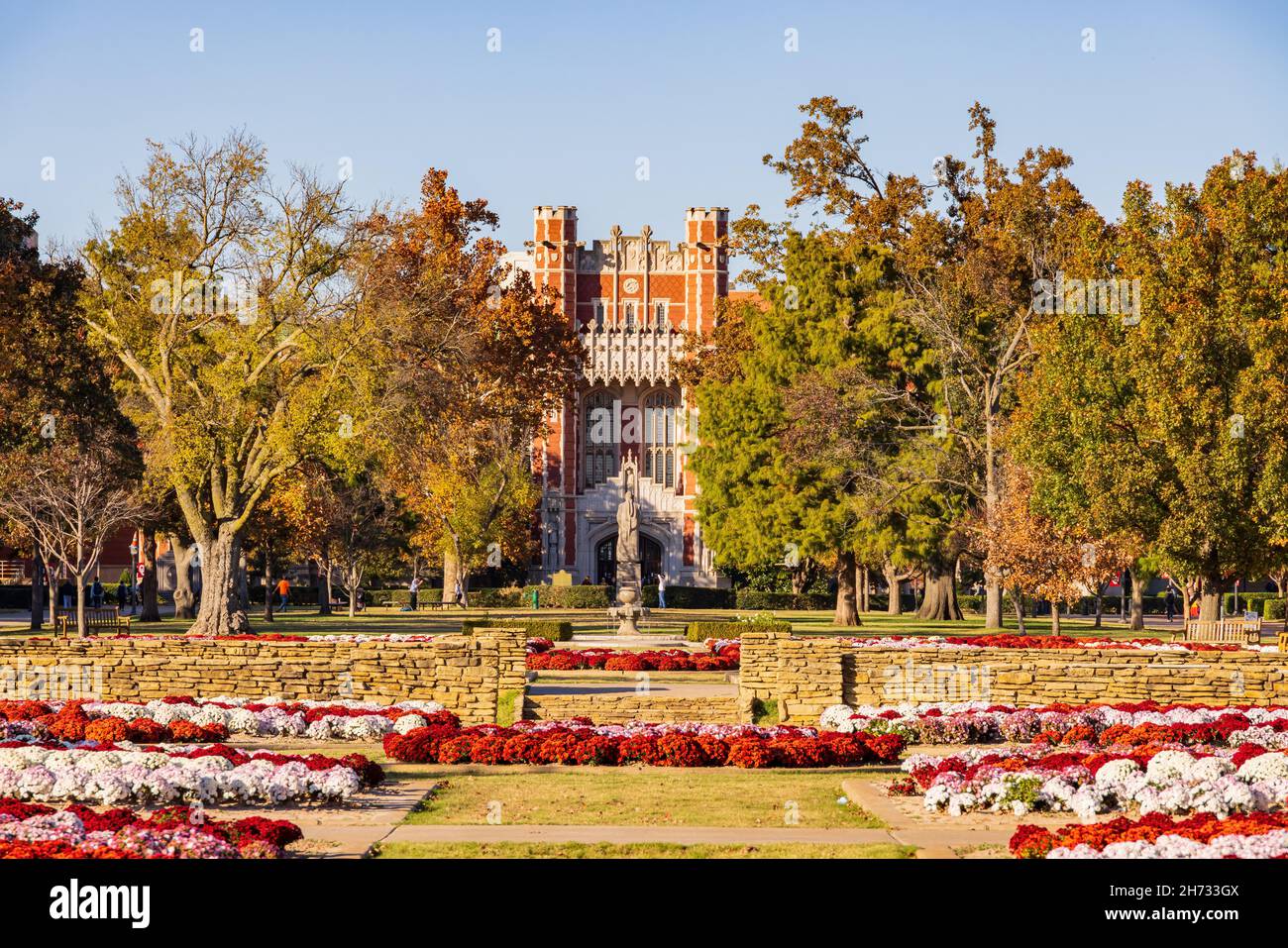 Exterior view of the Bizzell Memorial Library at Oklahoma Stock Photo ...