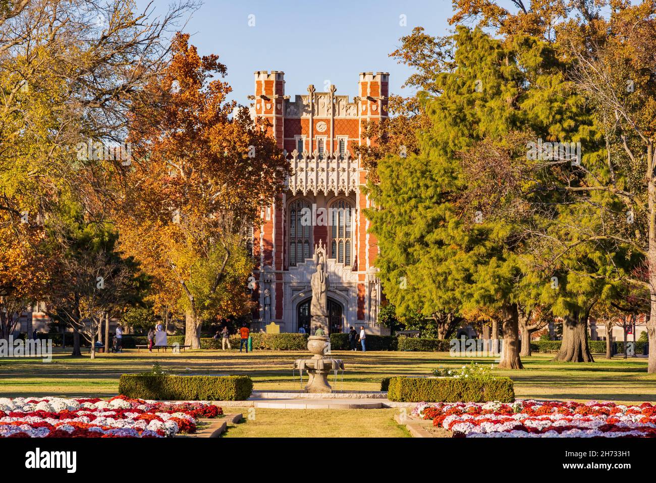 Exterior view of the Bizzell Memorial Library at Oklahoma Stock Photo ...
