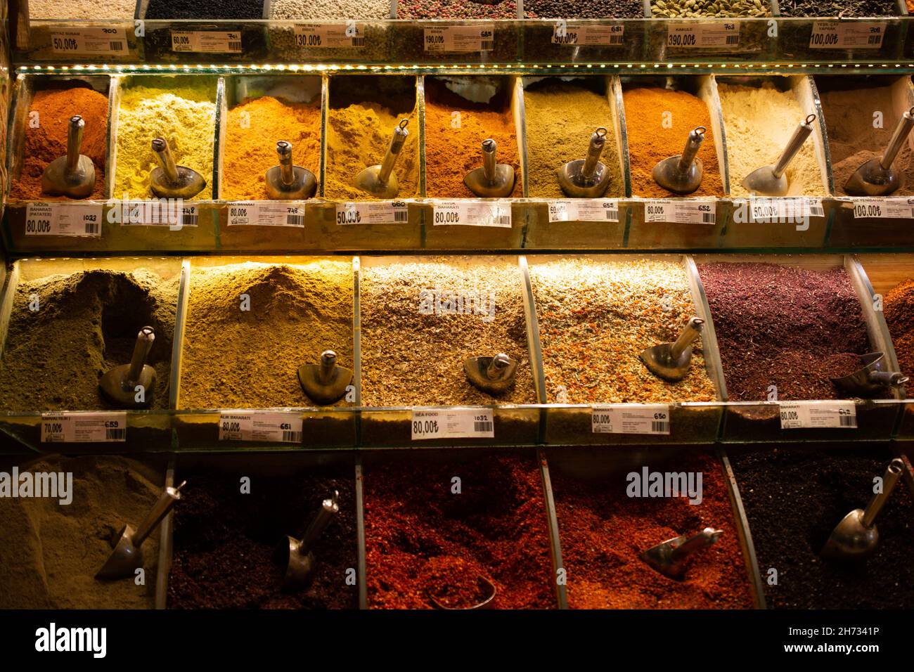 Oriental colorful spices in a traditional Turkish Spice Bazaar Stock ...