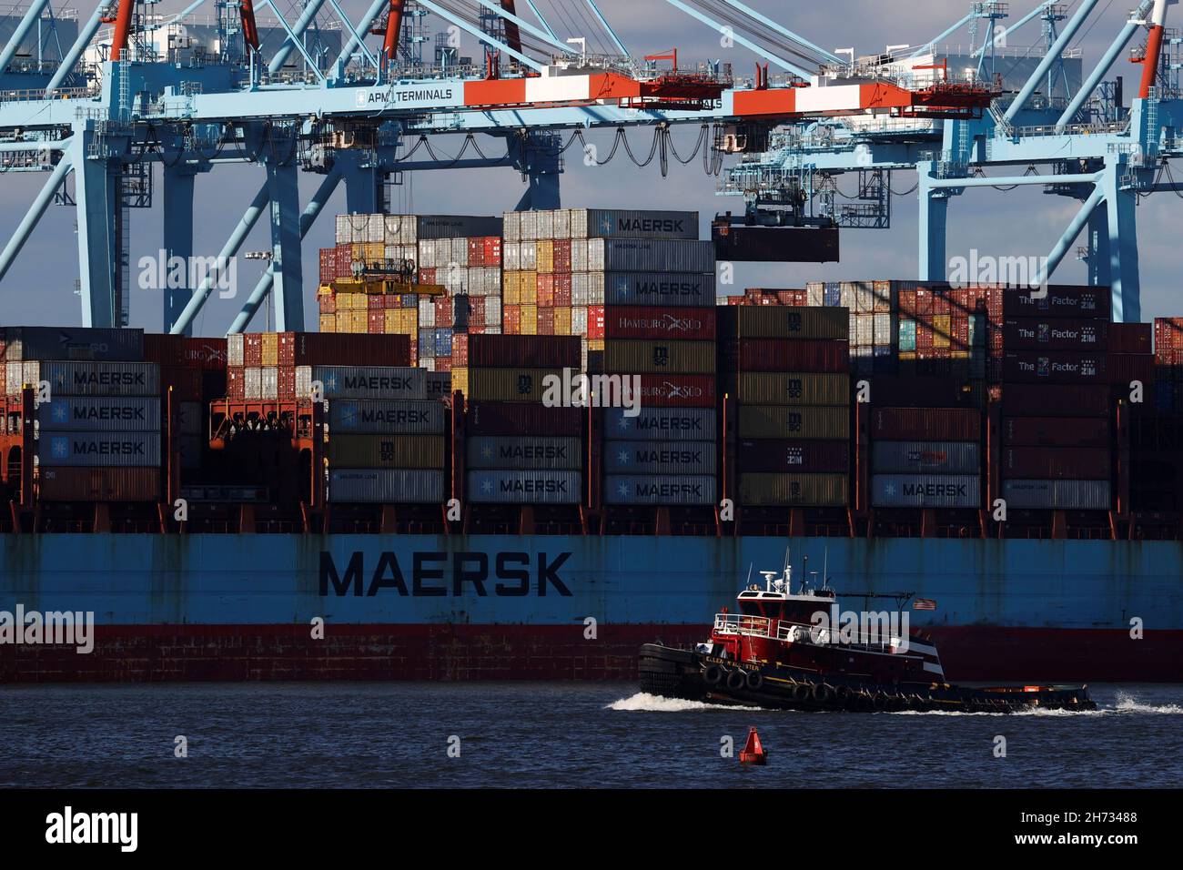 Port of newark shipping containers hi-res stock photography and images ...