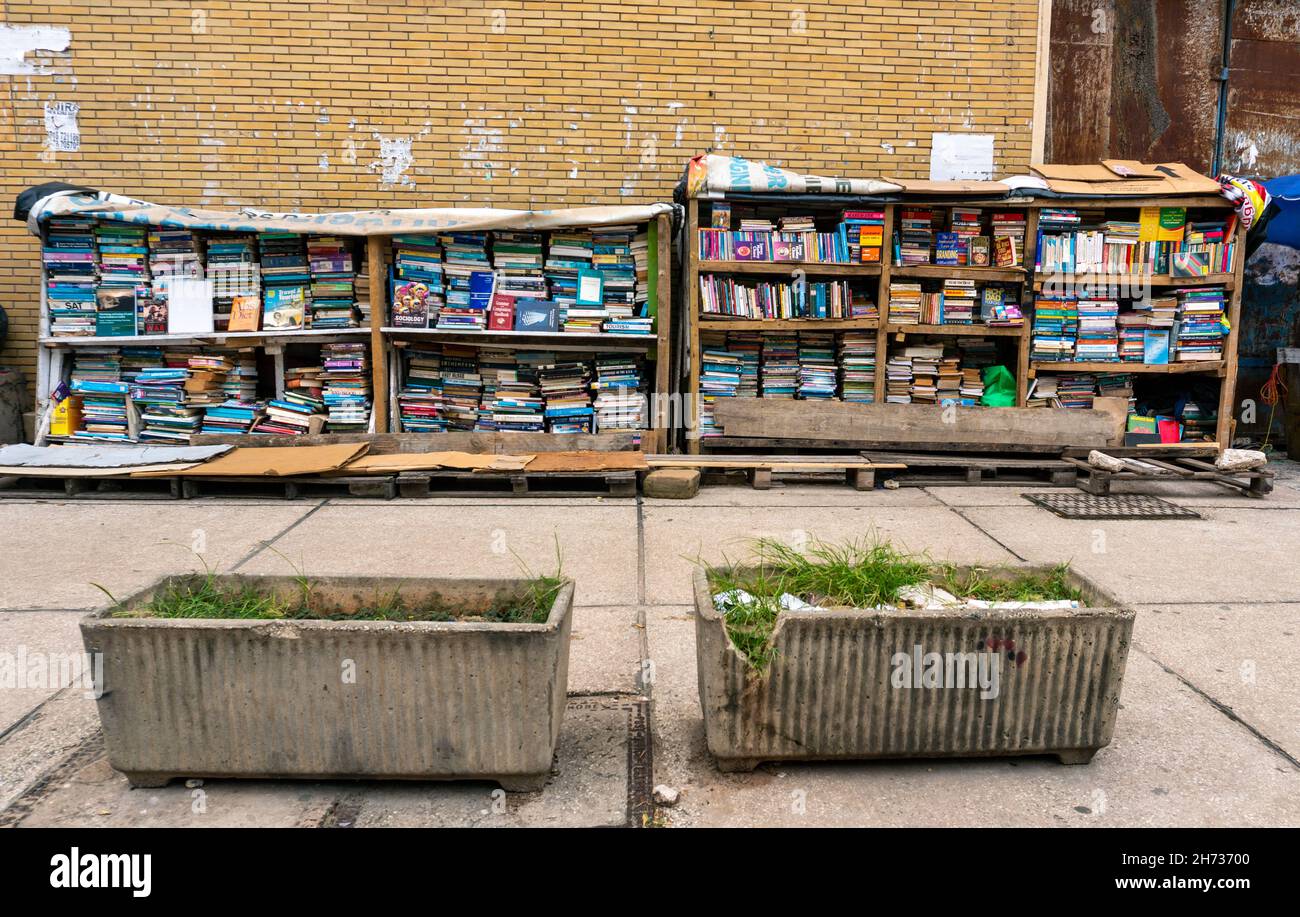 Book exchange shelf hi-res stock photography and images - Alamy
