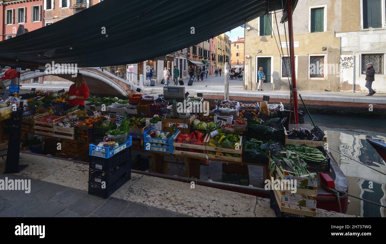Floating fruit market in Venice, Italy Stock Photo - Alamy