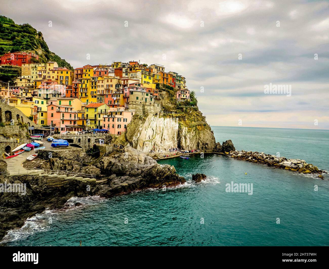 Picturesque view of the beautiful cliffside town of Manarola, Cinque ...