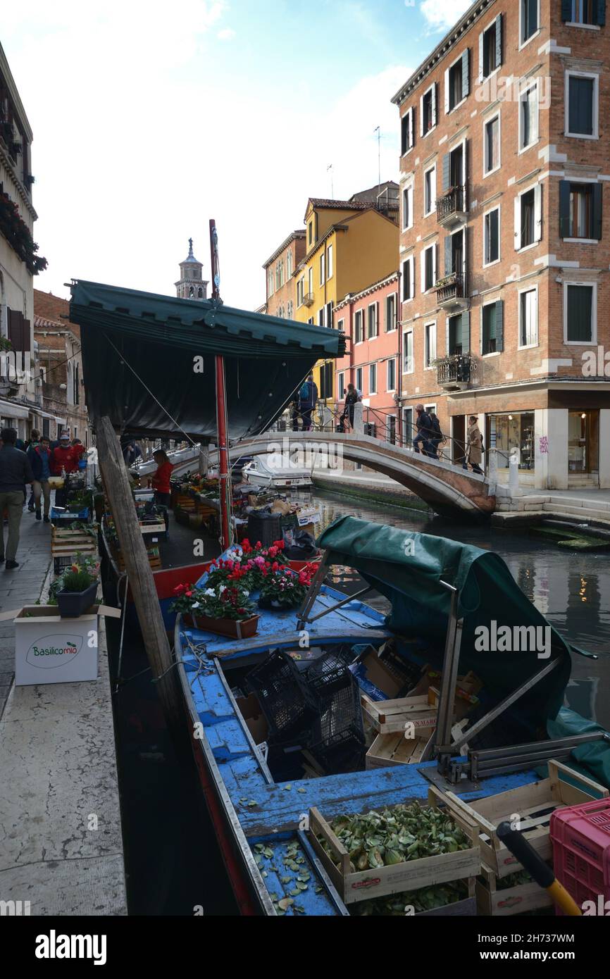Floating vegetable market in Venice, Italy Stock Photo - Alamy