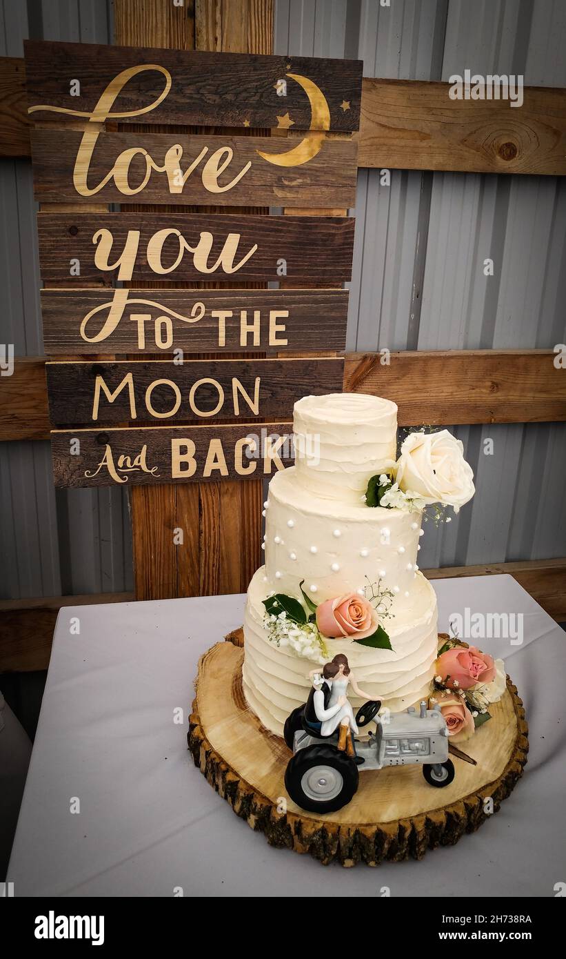 White wedding tractor hi-res stock photography and images - Alamy