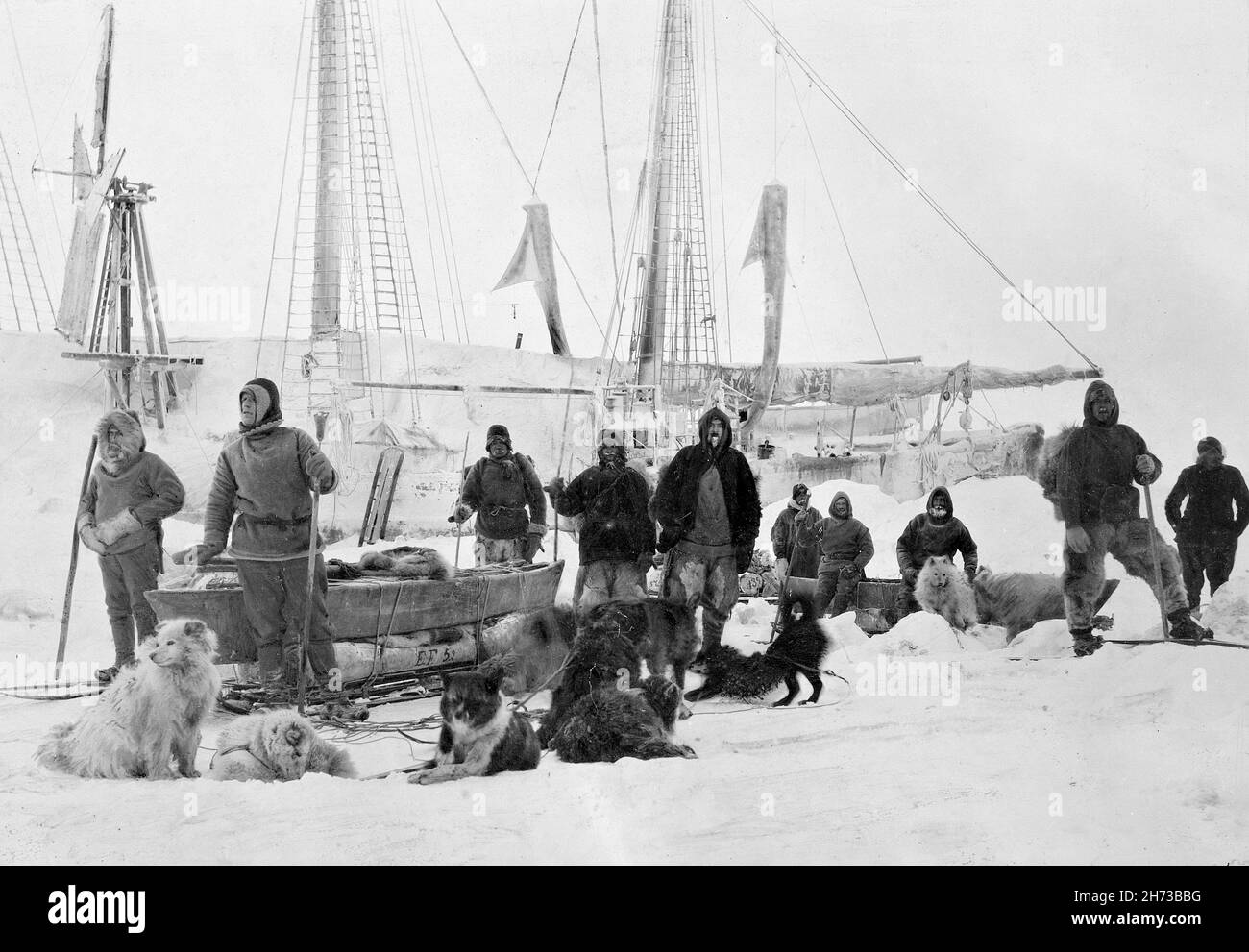 RF Scott's expedition disembarking on the ice Stock Photo - Alamy