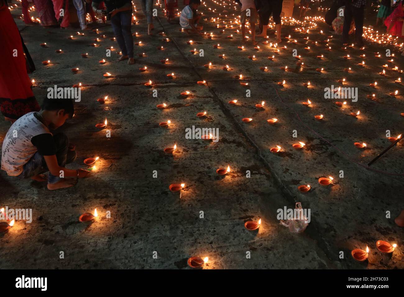 Kolkata, India. 19th Nov, 2021. An Indian woman decorates with earthen ...