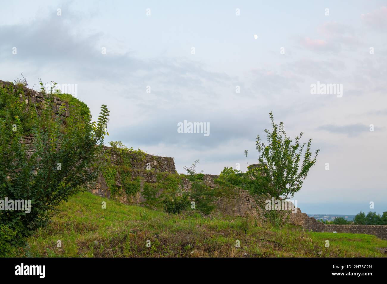 Destroyed stone wall hi-res stock photography and images - Alamy