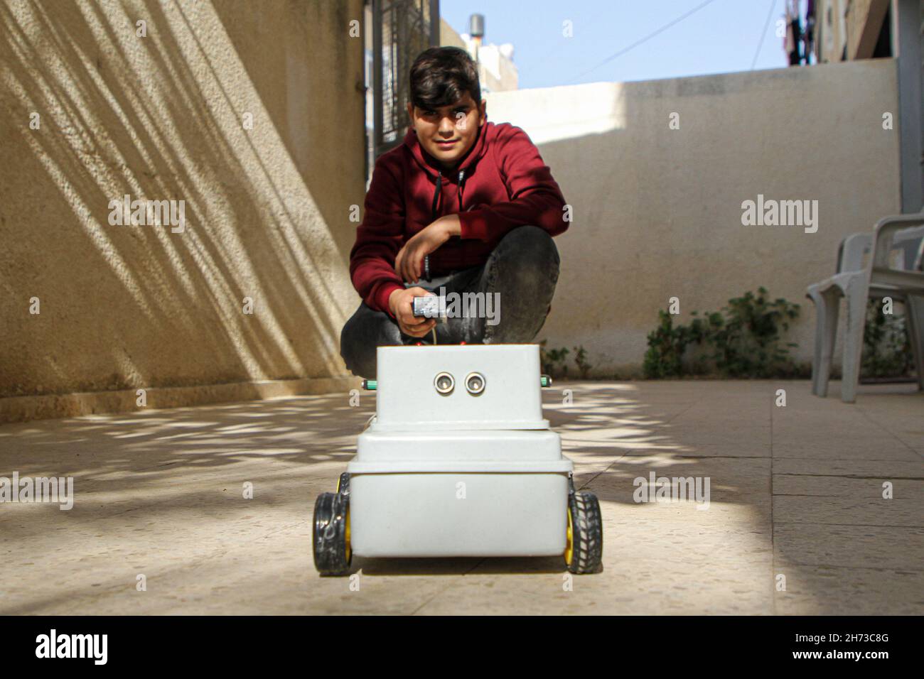 Gaza. 15th Nov, 2021. Palestinian Mohammed al-Halaq works on his ...