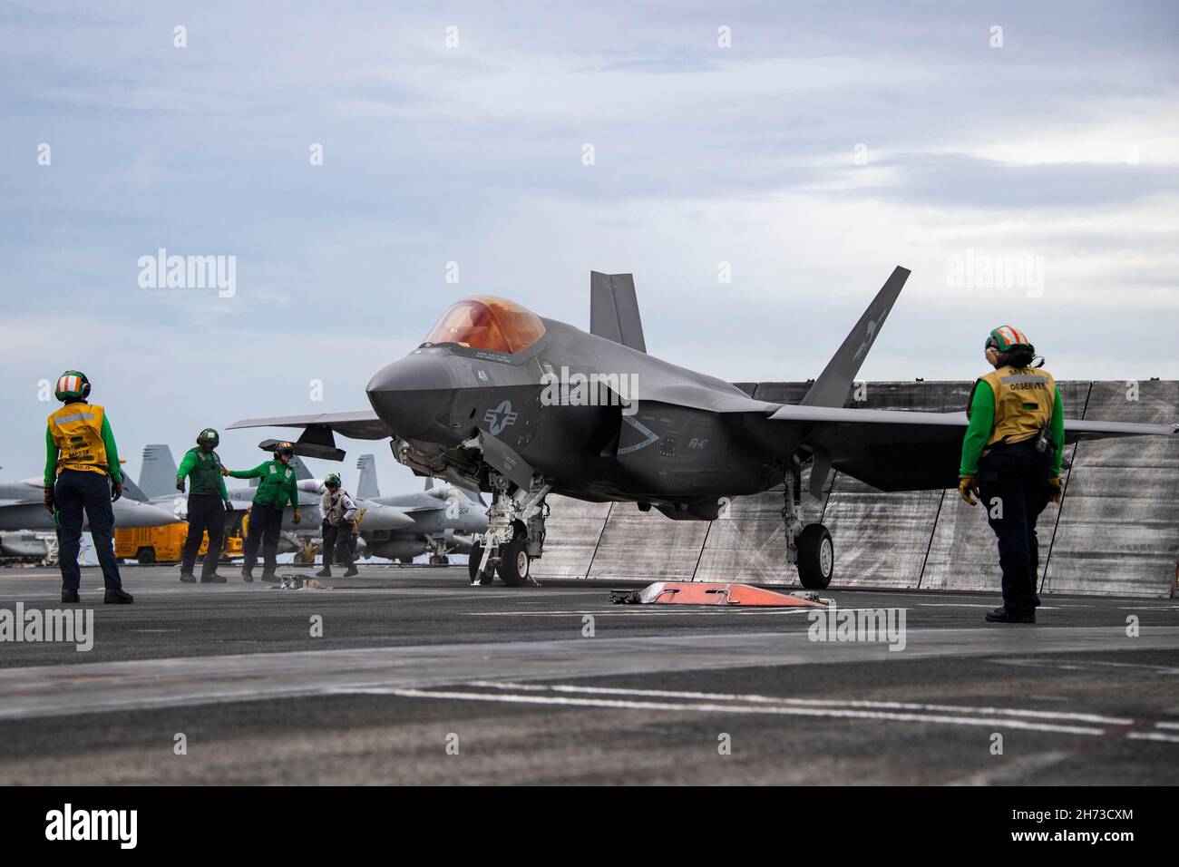 211118-N-HH215-1059 PHILIPPINE SEA (Nov. 18, 2021) An F-35C Lightning II, assigned to the ...