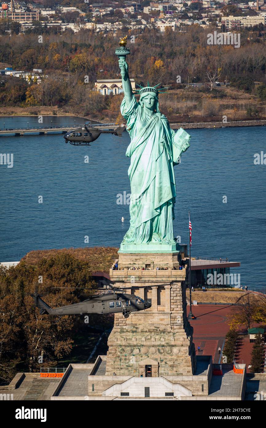A U.S. Army UH-60M Black Hawk helicopter, 1-150th Assault Helicopter ...