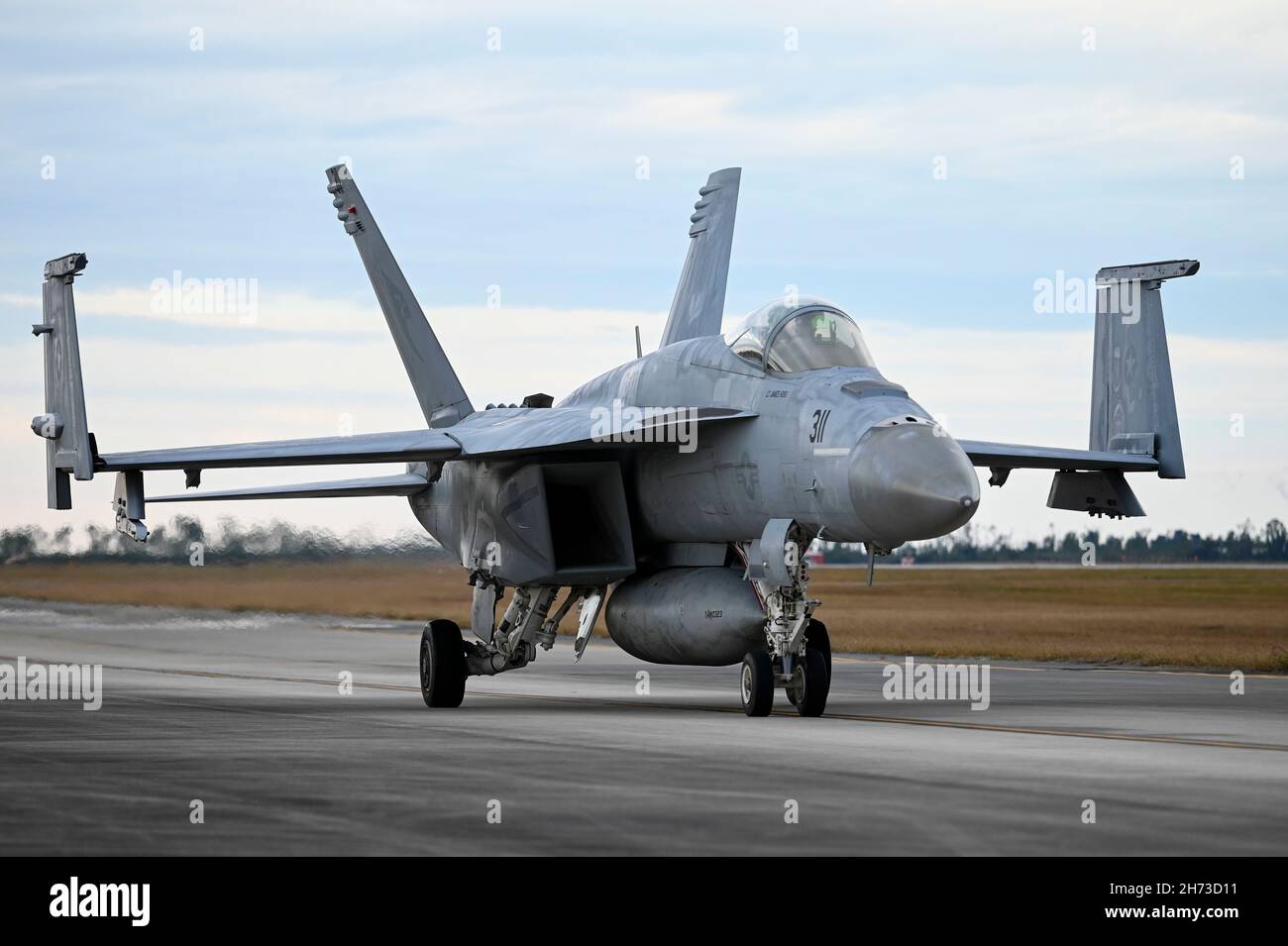 A U.S. Navy F/A-18E Super Hornet assigned to Strike Fighter Squadron ...