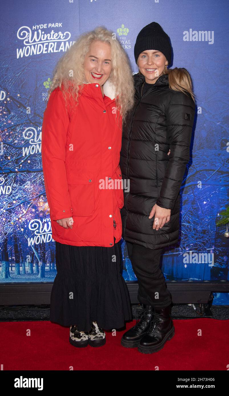 London, UK. 18th Nov, 2021. Debbie Bright (L) and daughter attend the ...