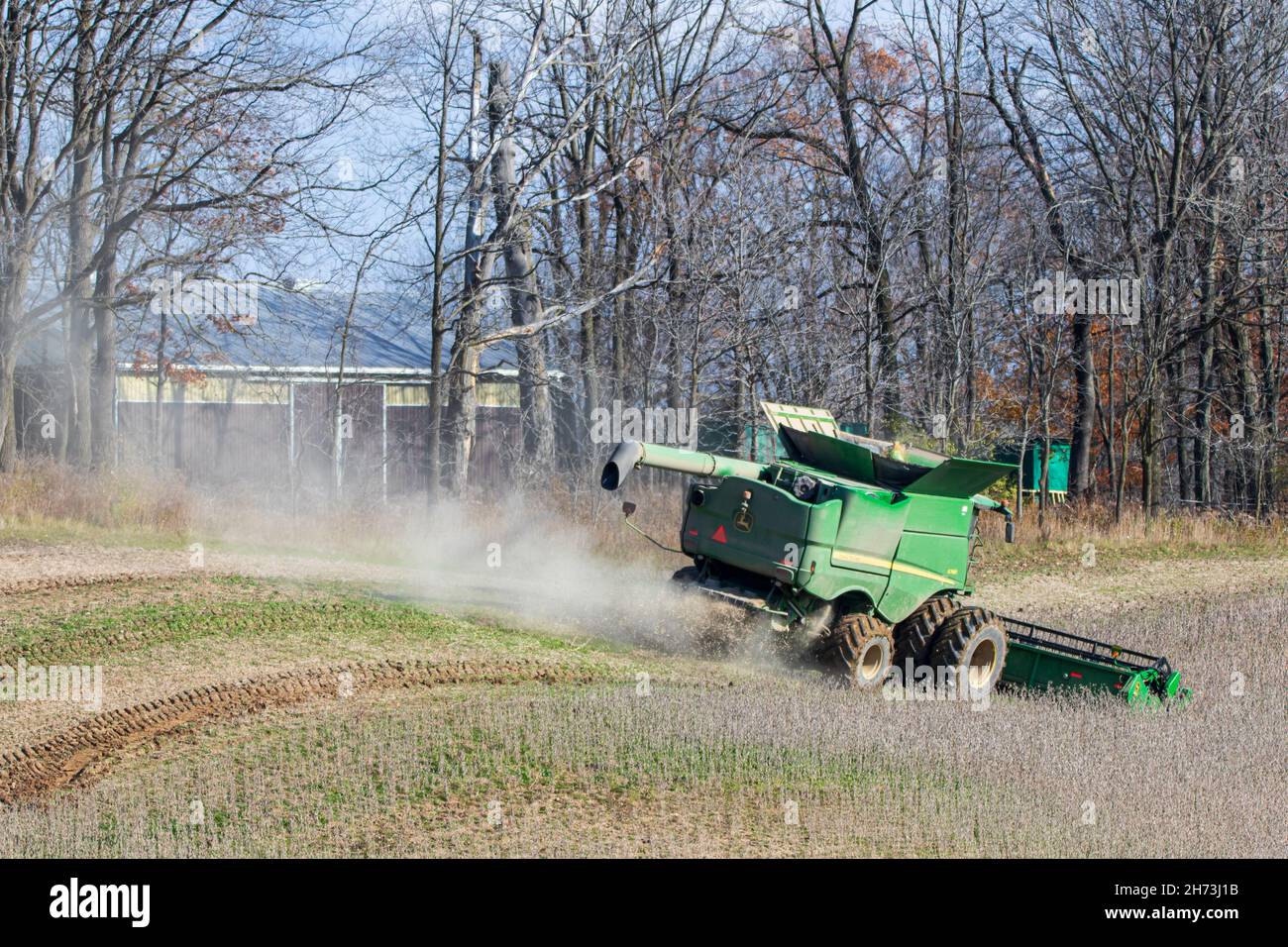 John deere combine harvester machine hi-res stock photography and ...