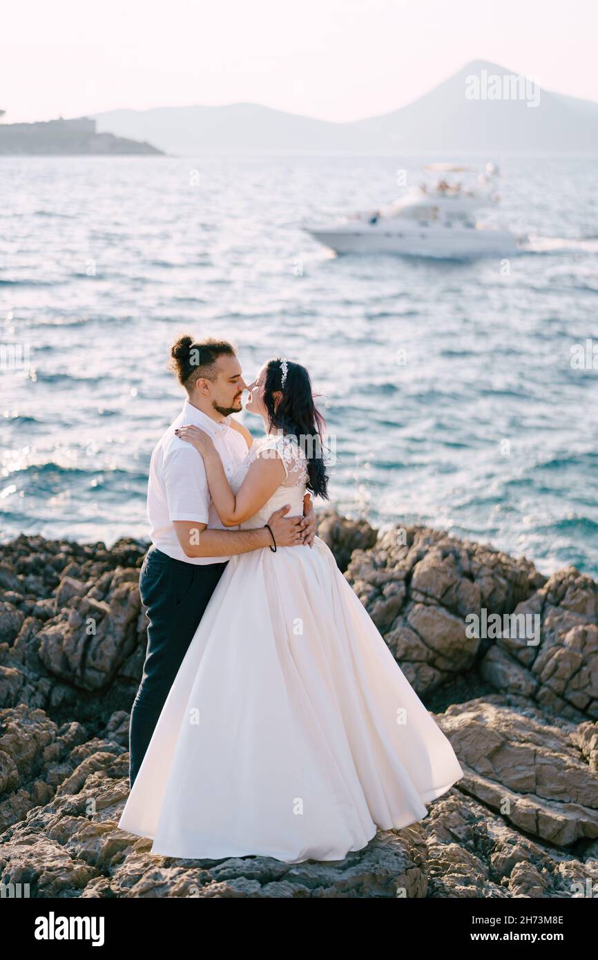 Couple almost kiss hi-res stock photography and images - Alamy