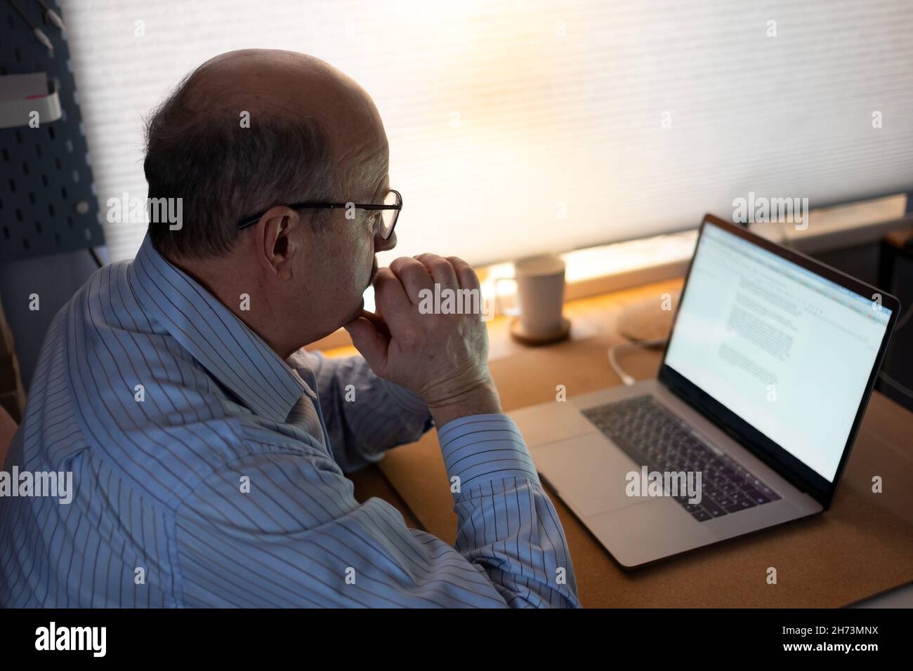 Old man confused computer hi-res stock photography and images - Alamy