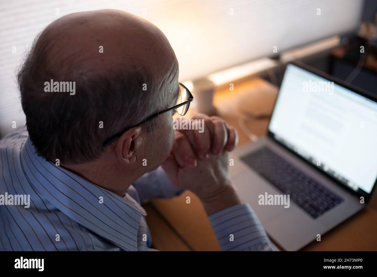 Old man confused computer hi-res stock photography and images - Alamy