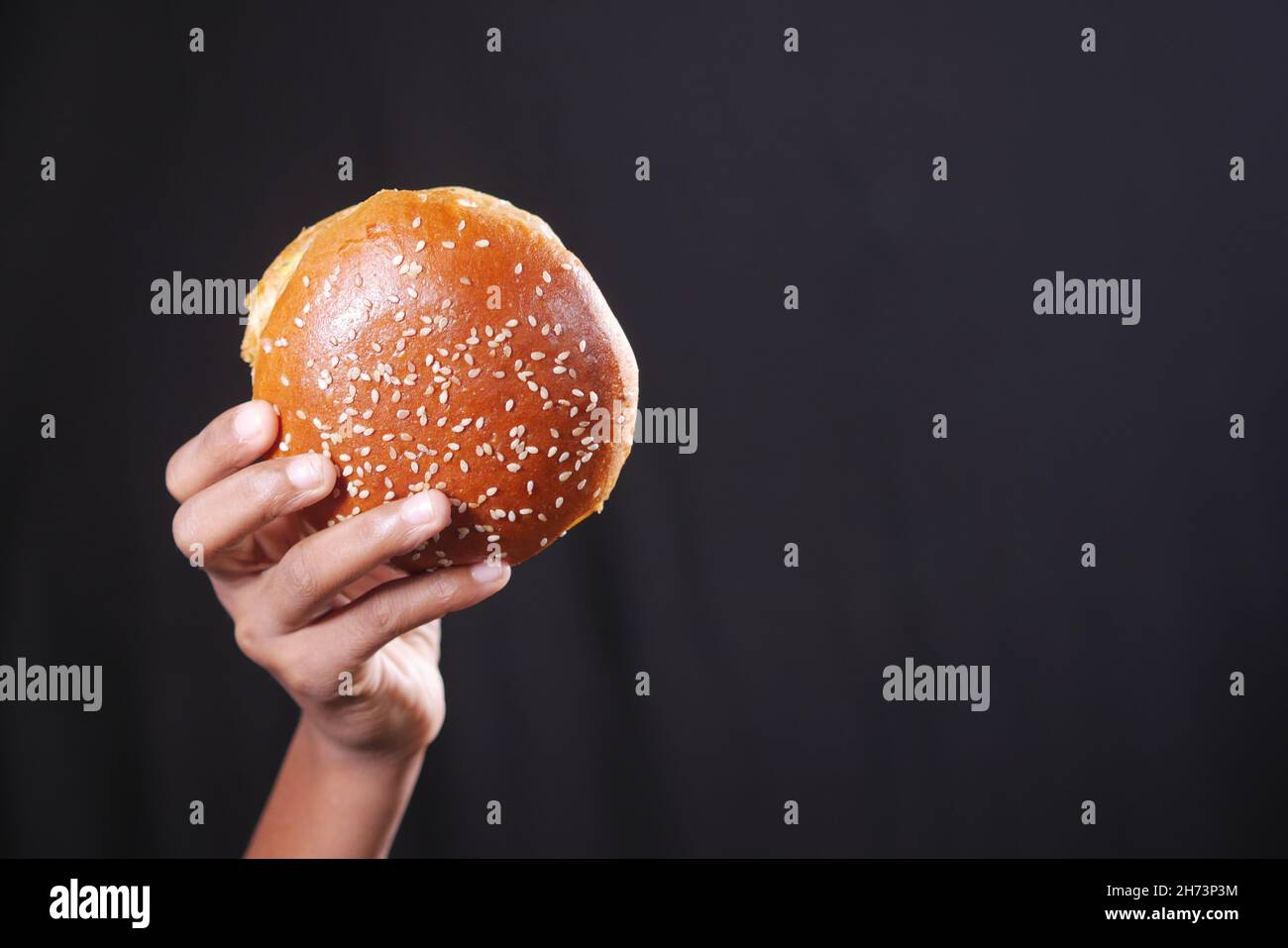 Hand holding hamburger meat lettuce hi-res stock photography and images ...