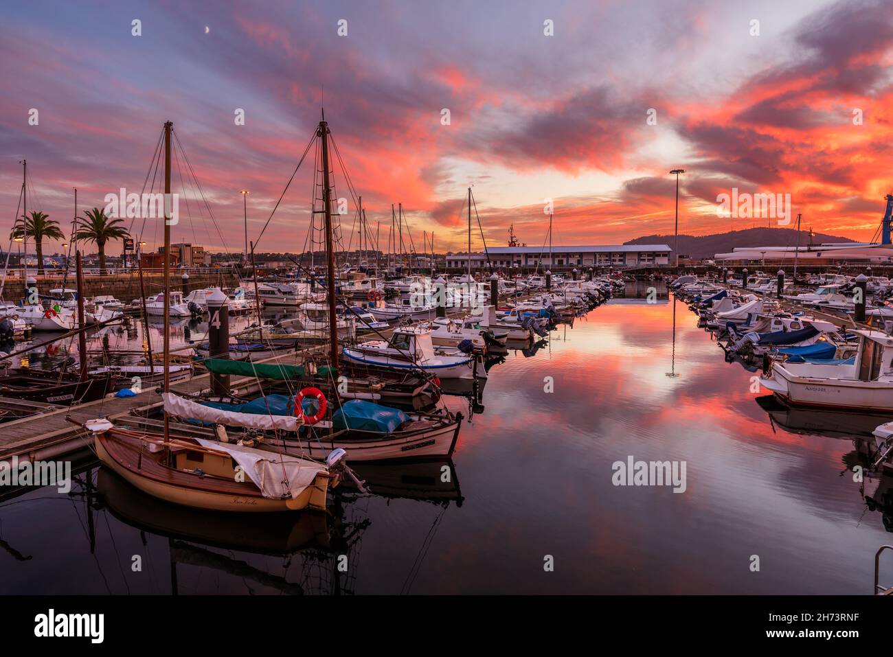 Small yacht on ocean sunset hi-res stock photography and images - Alamy