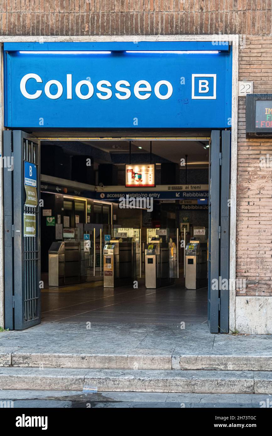 Entrance to the Colosseo metro station by the Colosseum Stock Photo - Alamy