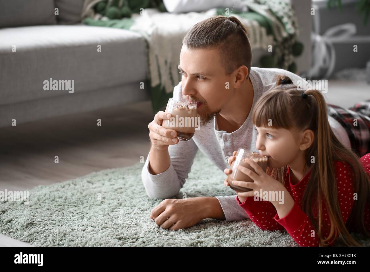 Happy daughter and father drinking hot cocoa at home Stock Photo - Alamy