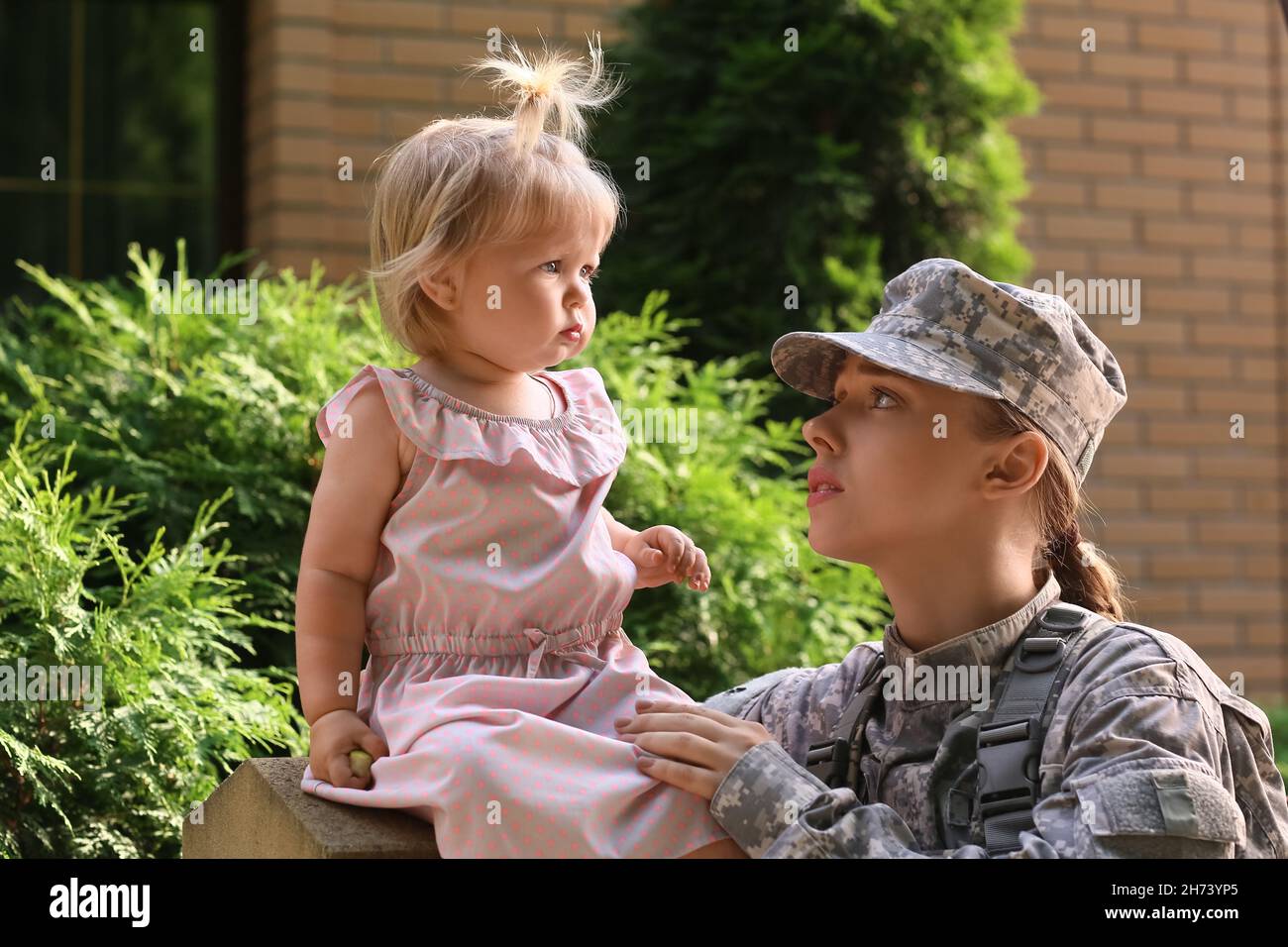 Soldier family baby hi-res stock photography and images - Alamy