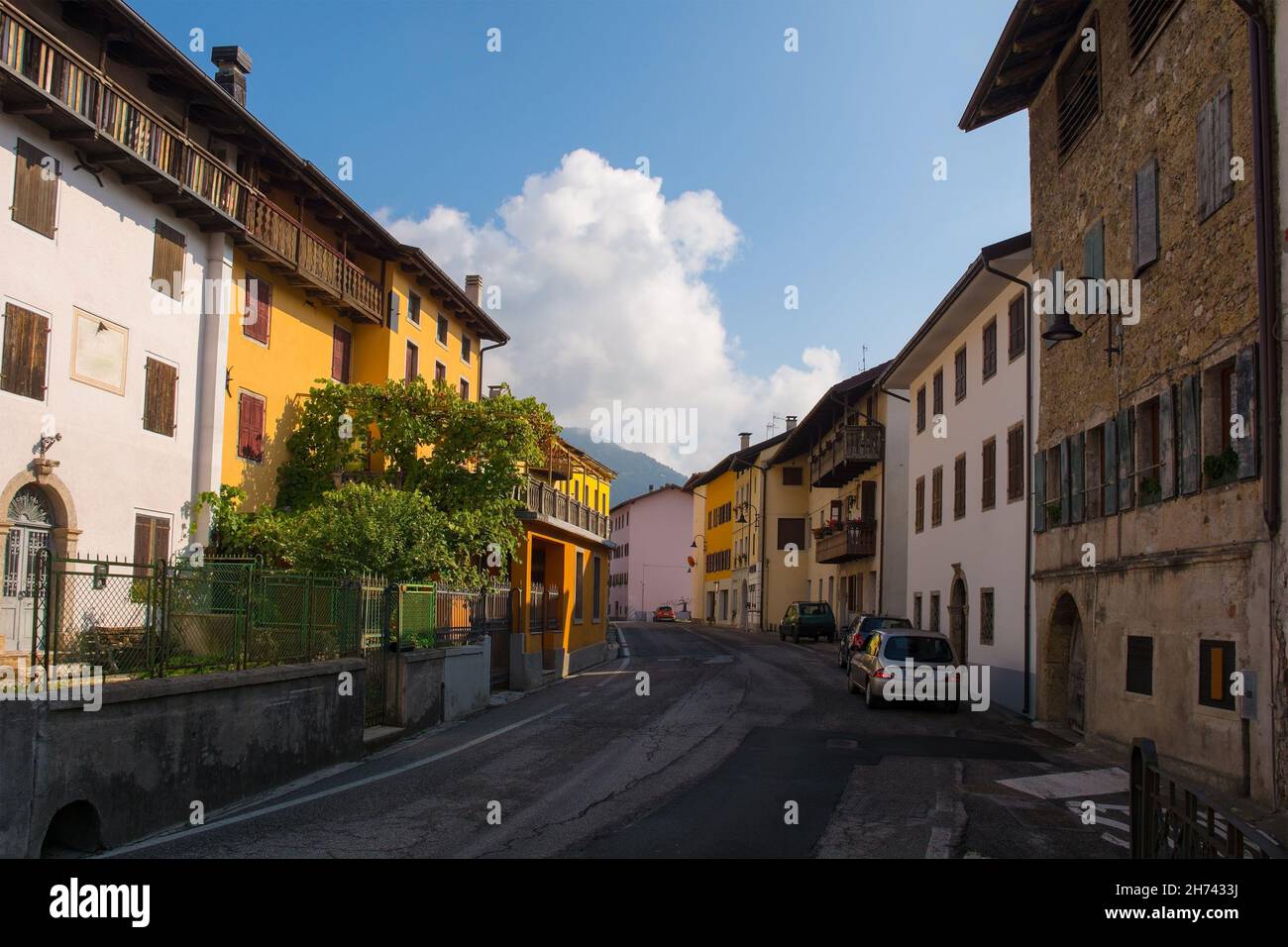 Buildings town street road roads hi-res stock photography and images ...
