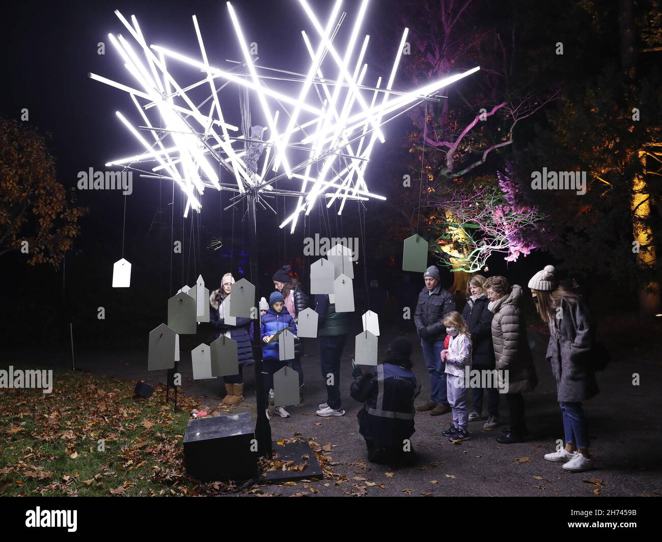 Brooklyn, USA. 20th Nov, 2021. Children and Adults tour the light ...