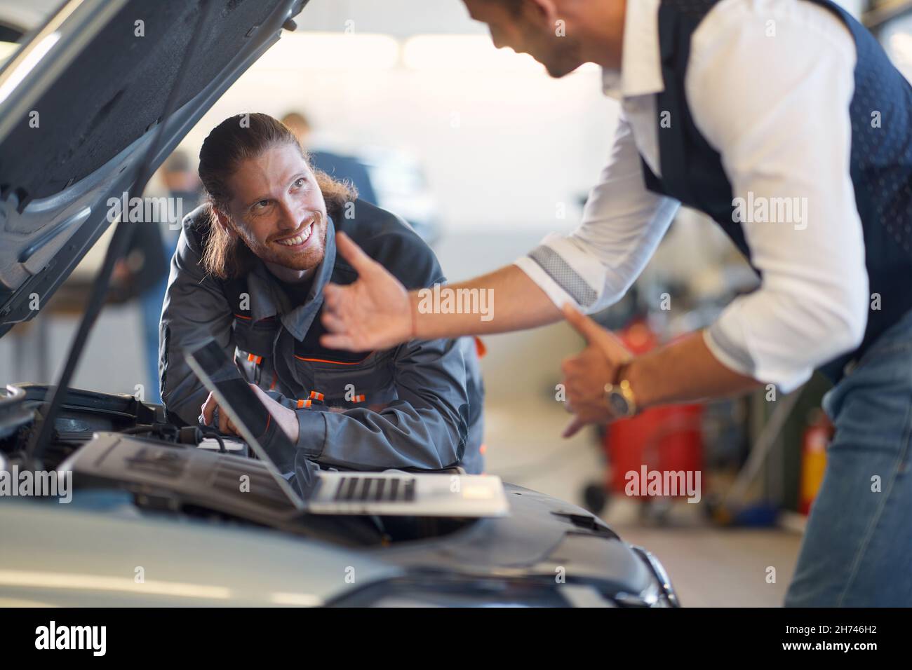 Mechanic repairs car service station hi-res stock photography and ...
