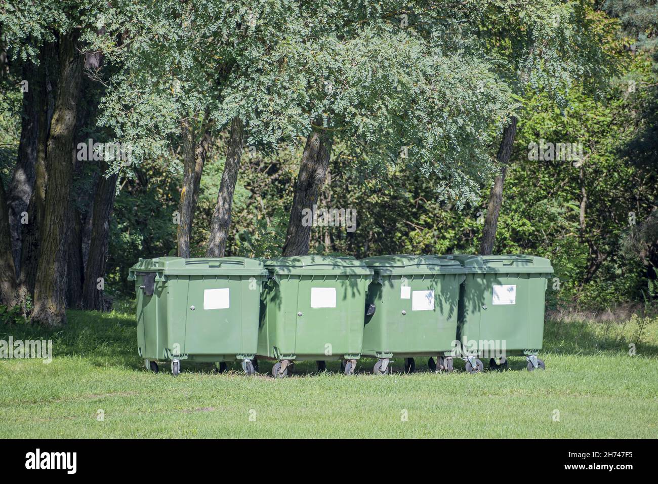 Four trash containers hi-res stock photography and images - Alamy