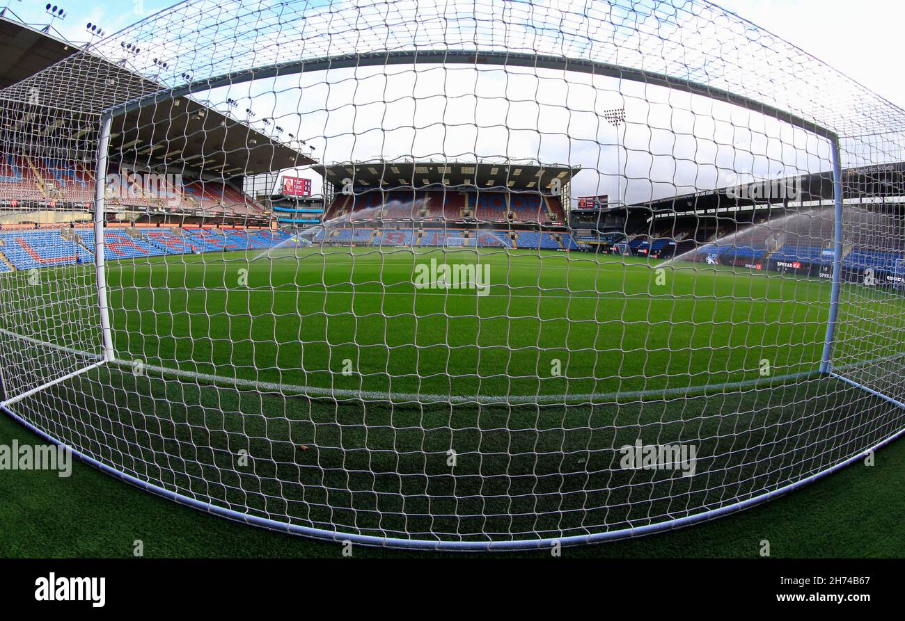 Behind the goal view at Turf Moor Stock Photo - Alamy