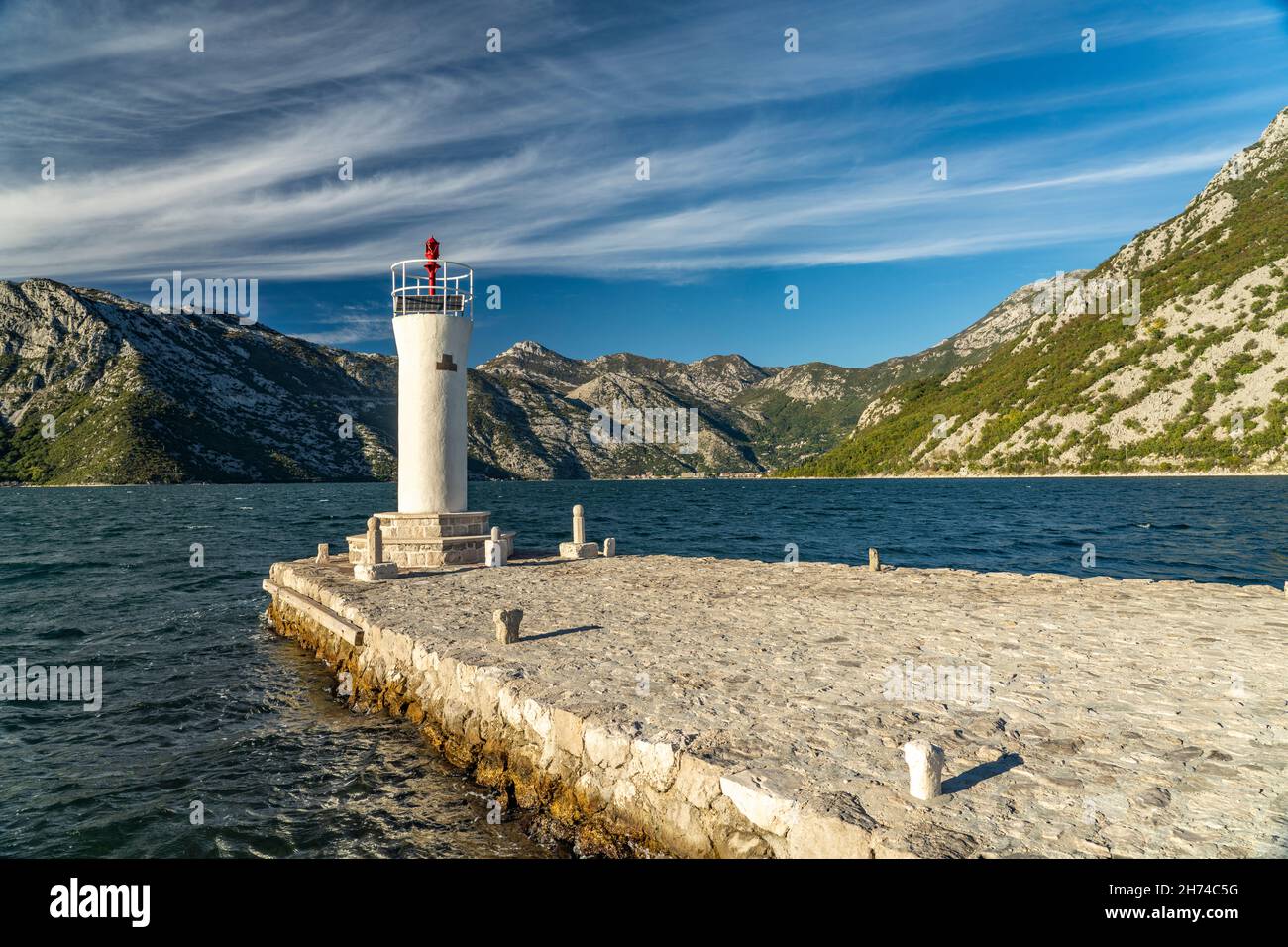 Leuchtturm auf der künstlichen Insel Gospa od Skrpjela bei Perast an ...