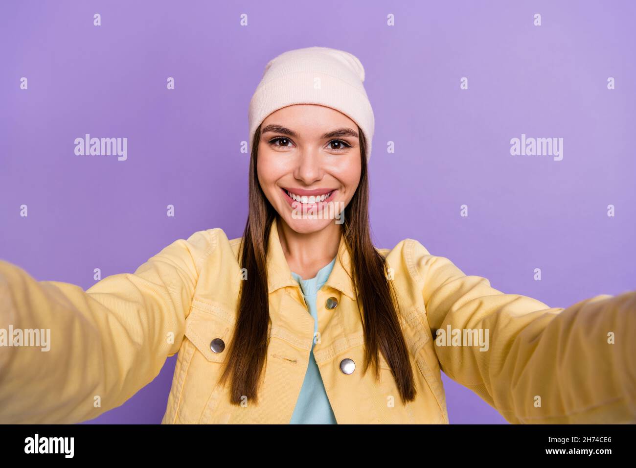 Photo portrait of smiling girl taking selfie in casual clothes isolated ...