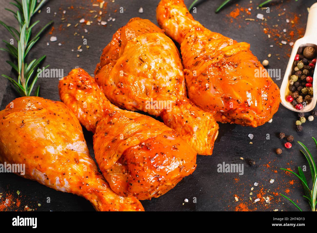 Raw chicken legs. Delicious marinated chicken legs .Top view.Hot ...