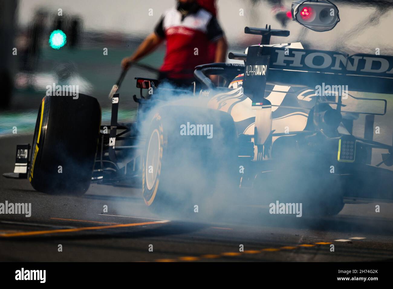 Doha, Qatar. 19th Nov, 2021. TSUNODA Yuki (jap), Scuderia AlphaTauri Honda AT02, action pitstop ...