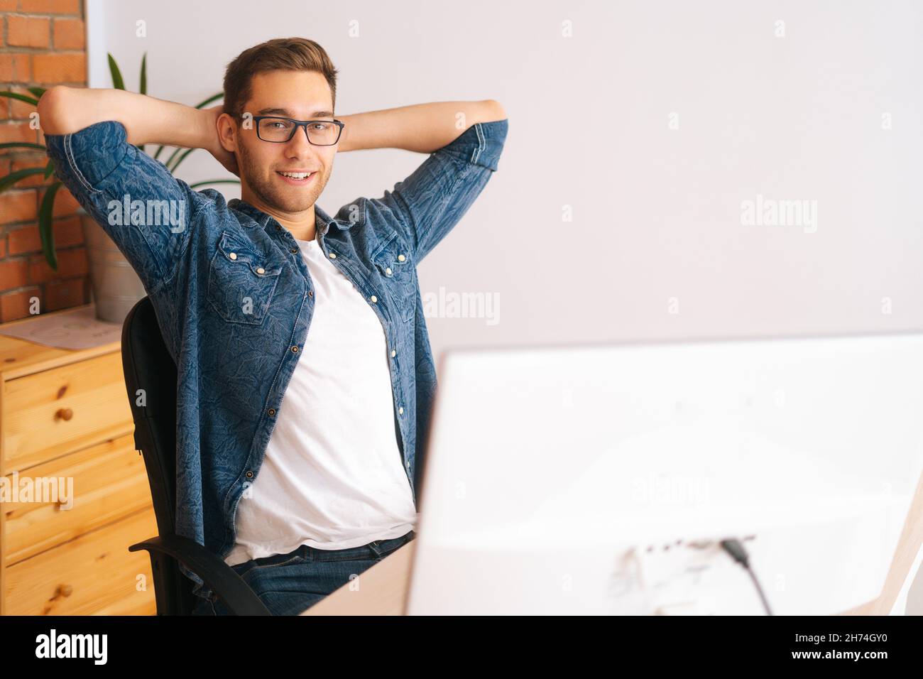 Man computer head in hands screen hi-res stock photography and images ...