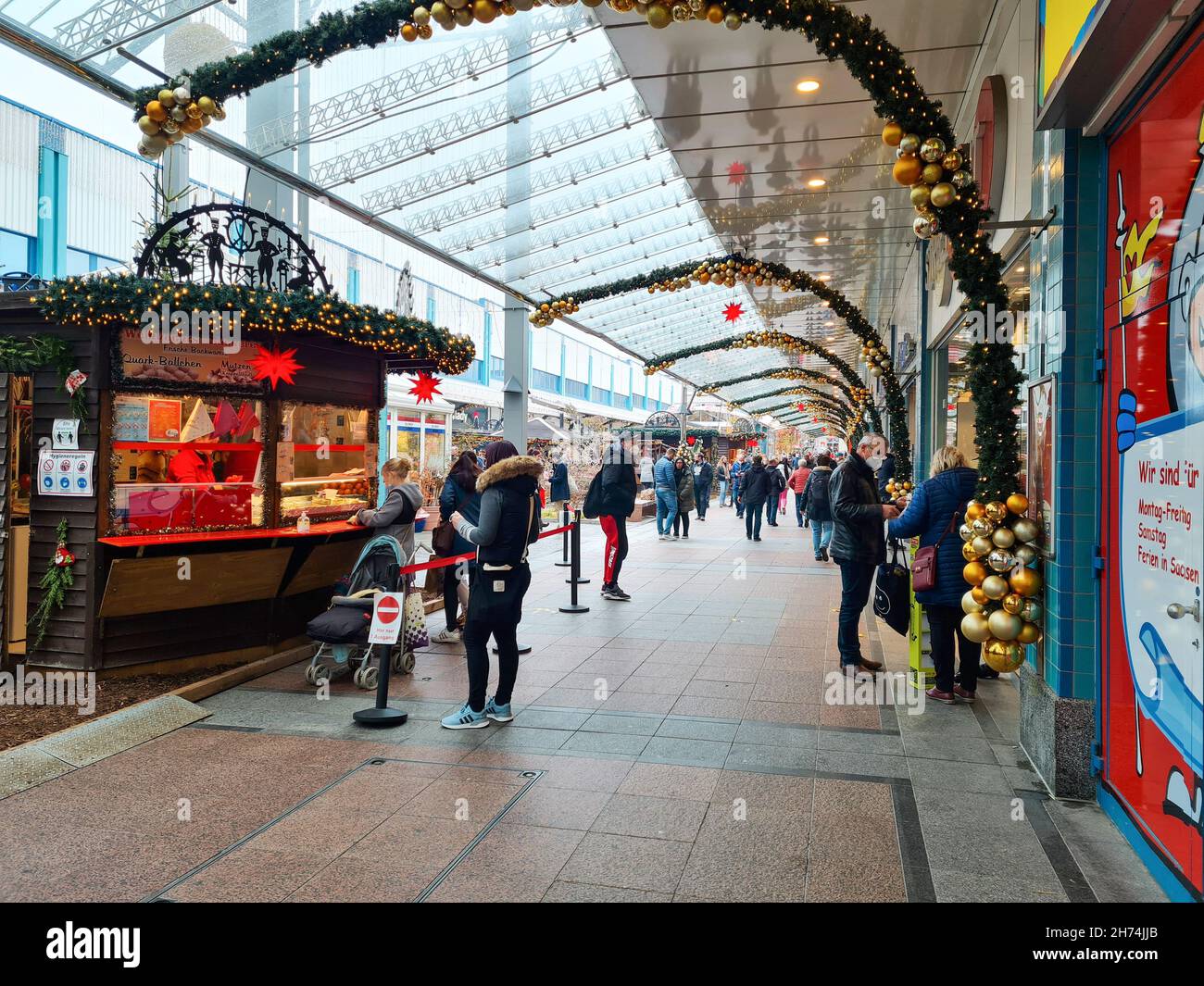 People outside a shopping mall hi-res stock photography and images - Alamy