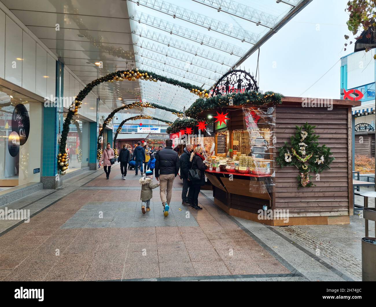 People outside a shopping mall hi-res stock photography and images - Alamy