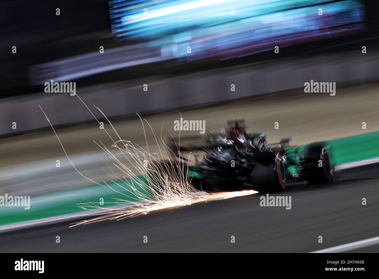 Lewis Hamilton (GBR) Mercedes AMG F1 W12 sends sparks flying. Qatar ...