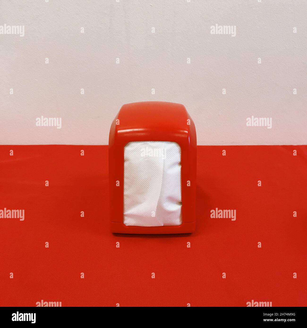 Napkins in red table Stock Photo - Alamy