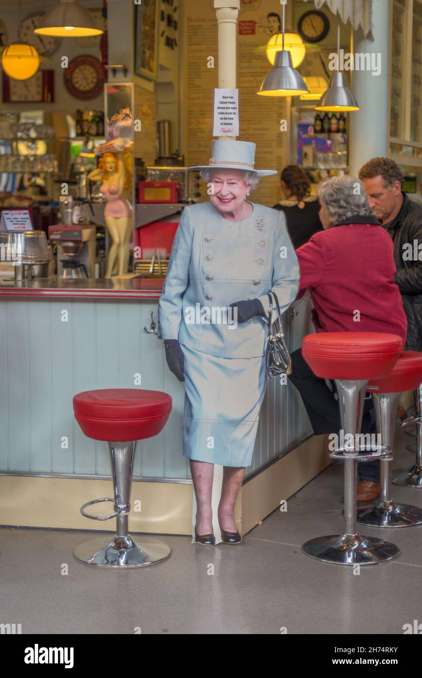 Queen elizabeth cut out hi-res stock photography and images - Alamy