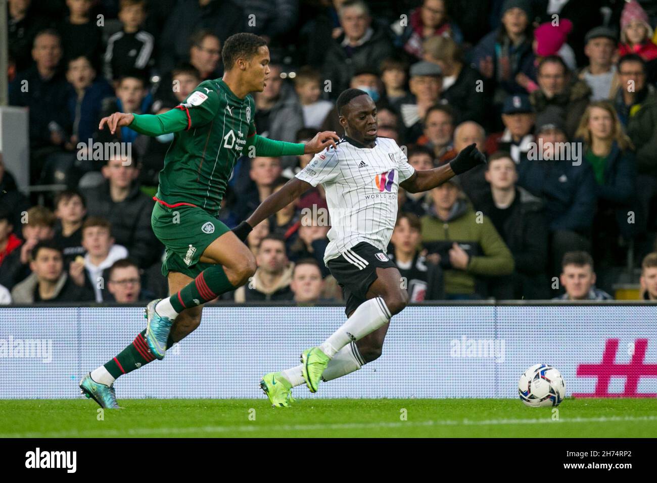 LONDON, GBR. NOV 20TH Neeskens Kebano of Fulham controls the ball ...