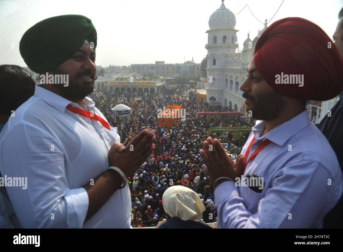 Lahore, Pakistan. 19th Nov, 2021. Hundreds of Sikh pilgrims attend a ...