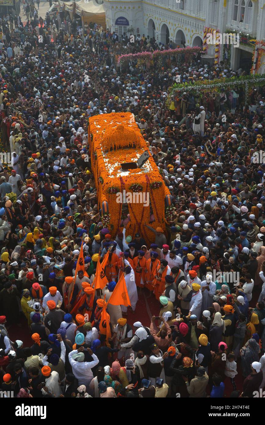 Lahore, Pakistan. 19th Nov, 2021. Hundreds of Sikh pilgrims attend a ...