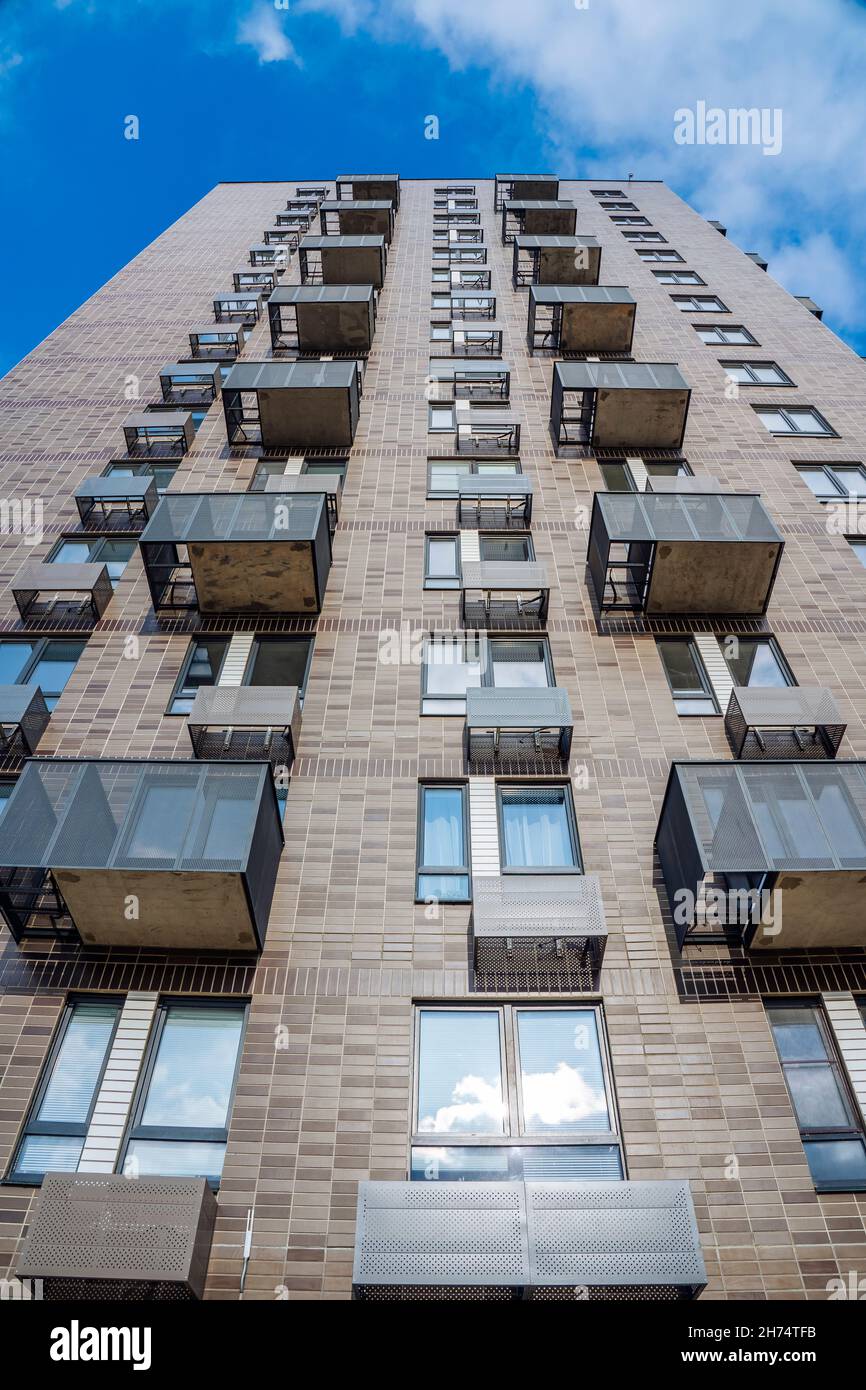 Moderne multy-storey apartment facade of residential building. The view ...
