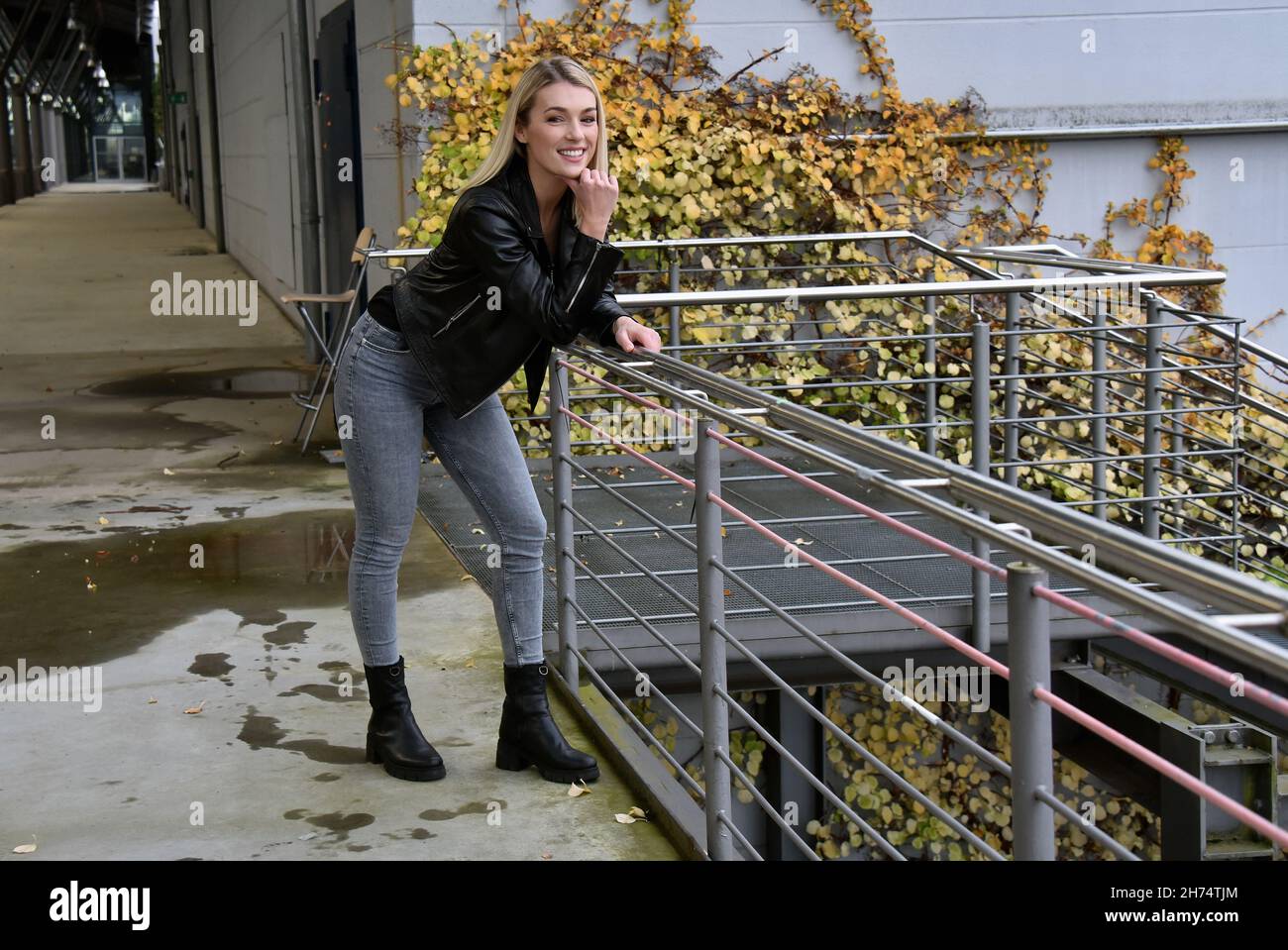 Cologne, Germany. 19th Nov, 2021. The actress Anna Karolin Berger ( role Olivia Albrecht ) is in ...